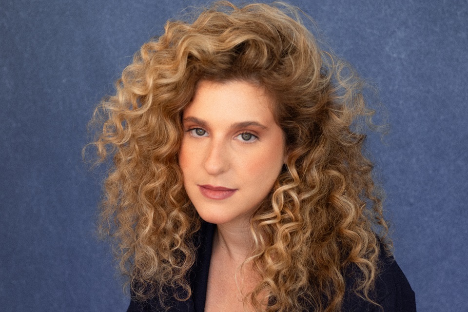 Rebeca faz pop brasileiro bem informado | Célula POP